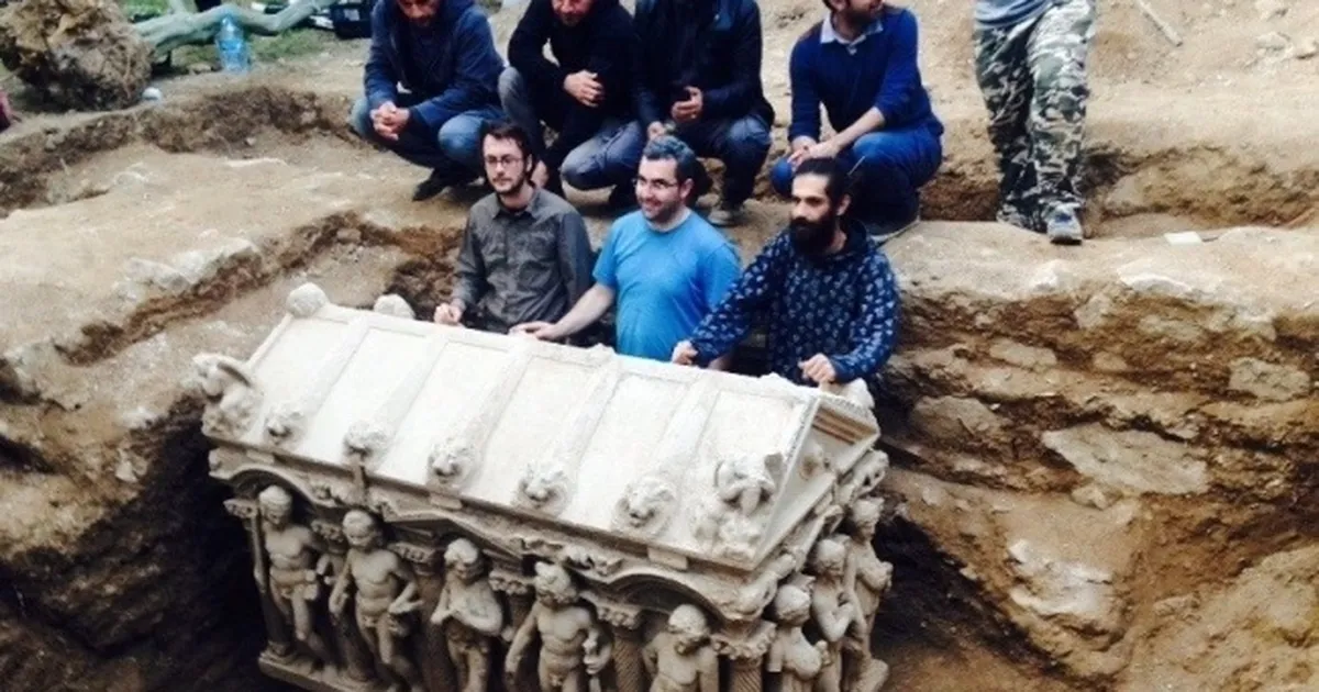 İznik'te bulunan mermer lahit müzeye taşındı - Bursaport.com